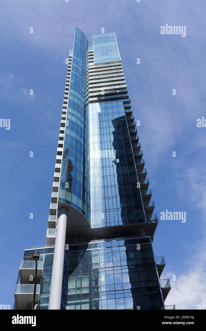 High rise apartment building canada hi-res stock photography and images ...