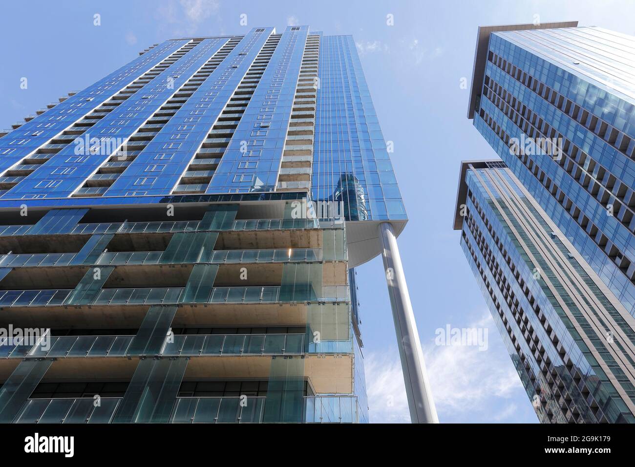 High rise apartment building canada hi-res stock photography and images ...