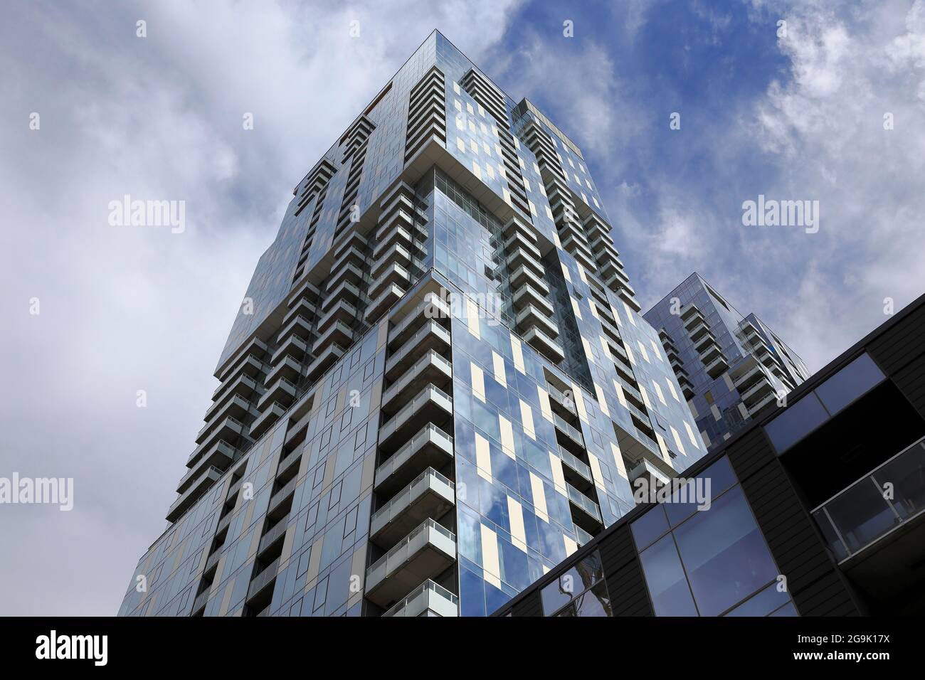 High rise apartment building canada hi-res stock photography and images ...