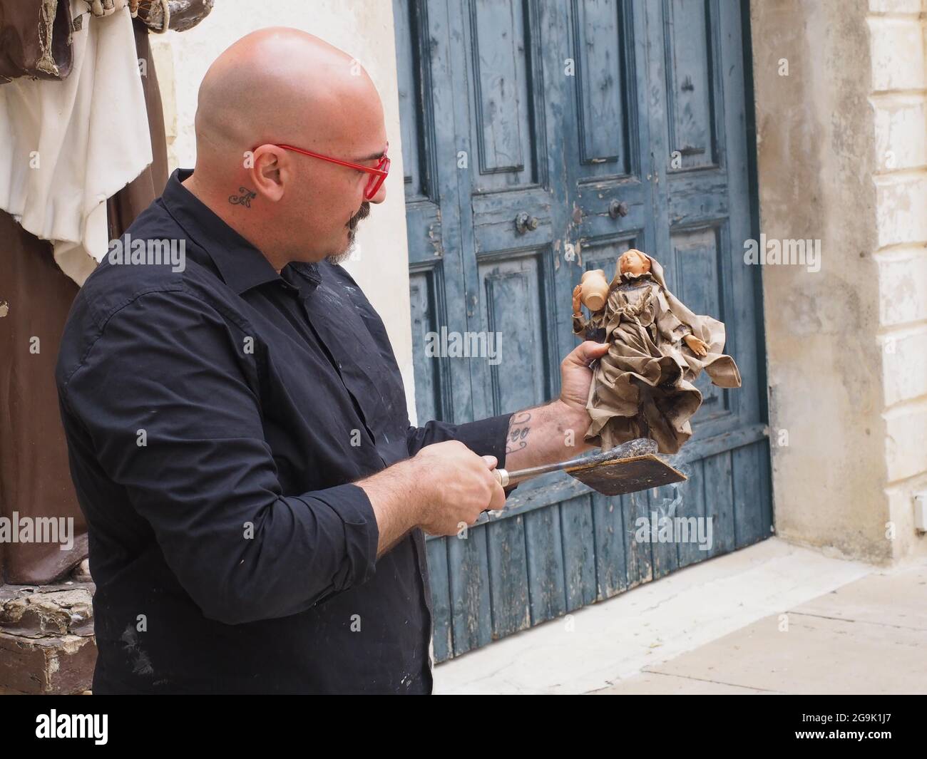 Artist sculpting statue hi-res stock photography and images - Alamy