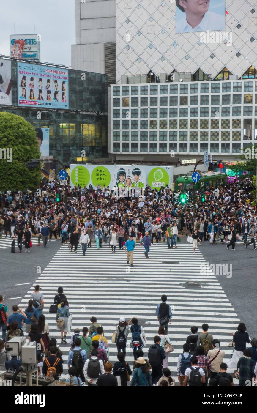 Shibuya crossing busiest road crossing in the world, Tokyo, Japan Stock ...