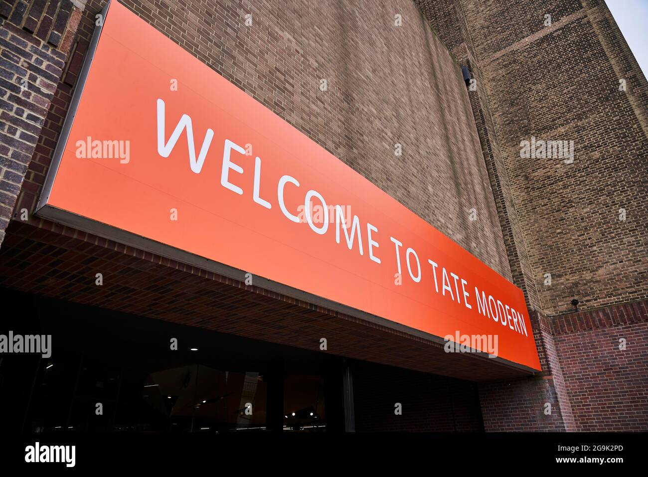 Tate Modern with Welcome to Tate Modern sign, London, England, United ...