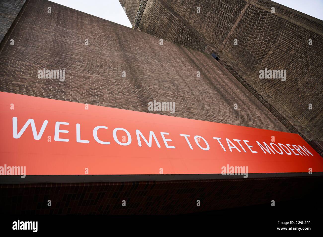 Tate Modern with Welcome to Tate Modern sign, London, England, United ...