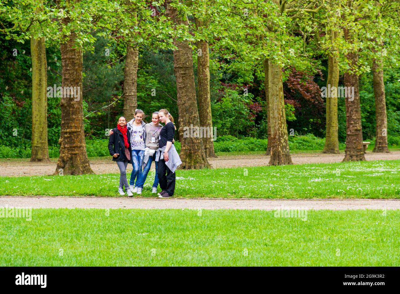 Paris teenagers park hi-res stock photography and images - Alamy