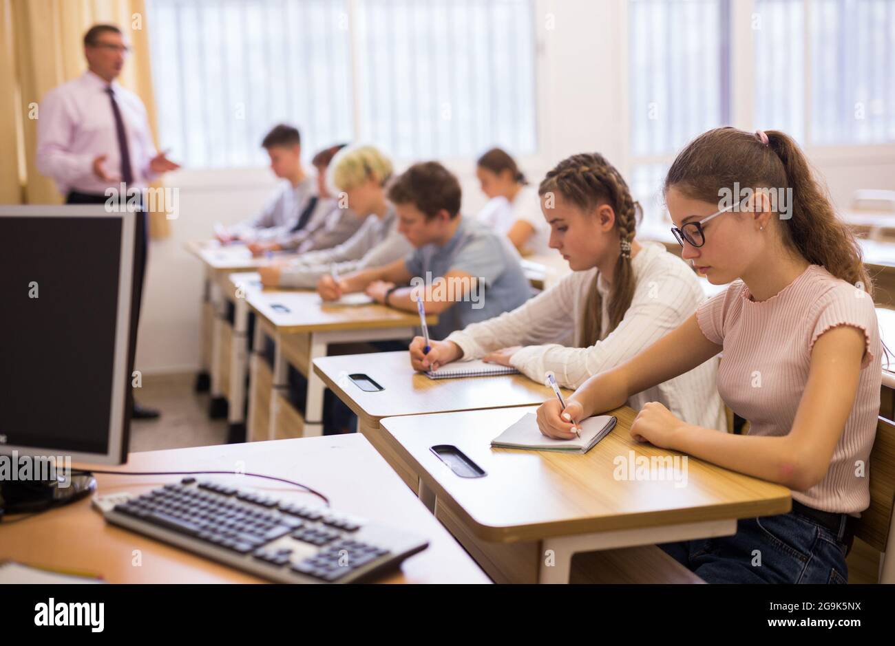 Classroom teenagers activities hi-res stock photography and images - Alamy