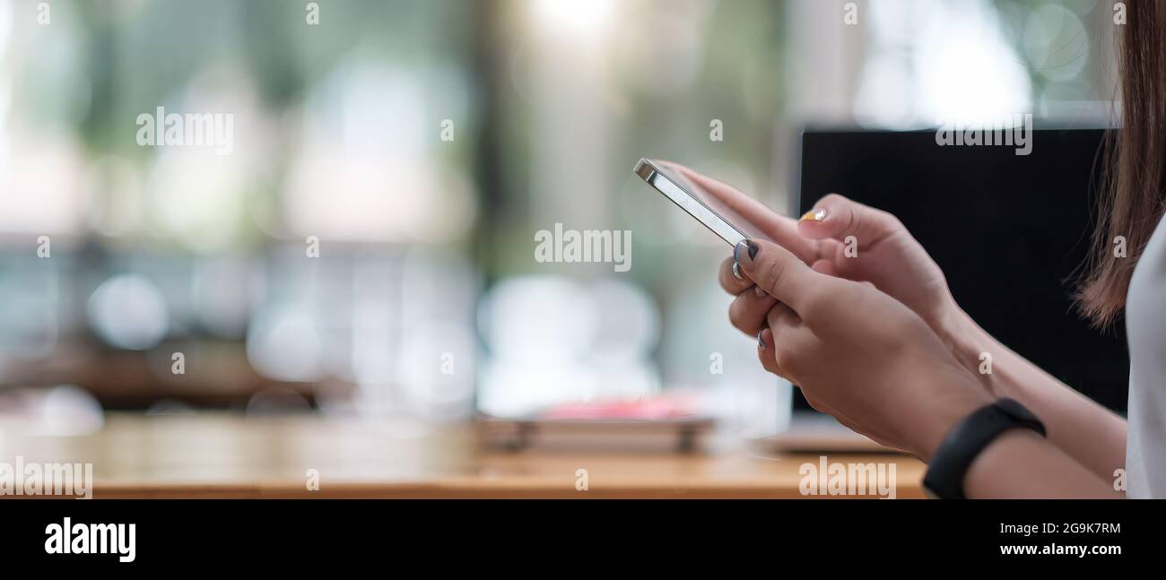 Girls using social media hi-res stock photography and images - Alamy