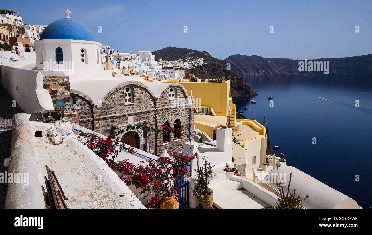 Beautiful view of fabulous picturesque village of Oia , Santorini ...