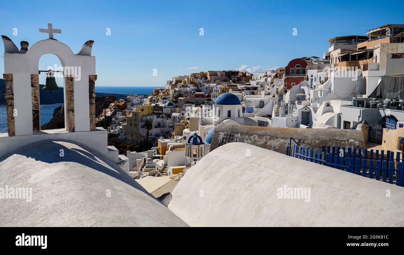 Beautiful view of fabulous picturesque village of Oia , Santorini ...