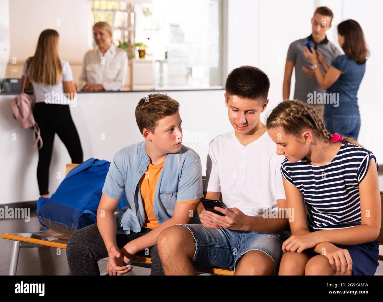 College boys chatting hi-res stock photography and images - Alamy