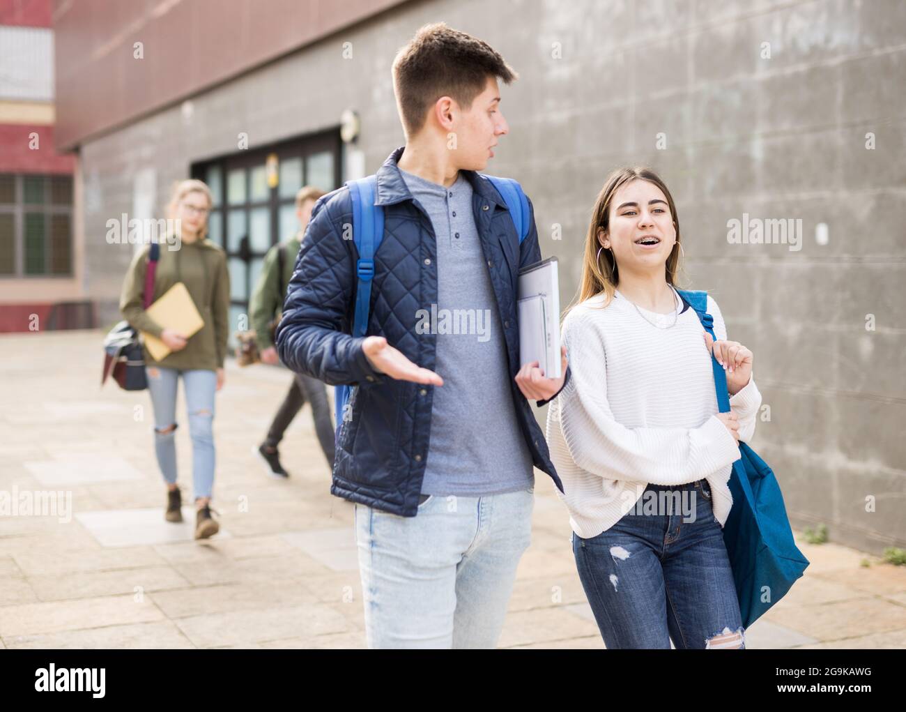 Teen talking outside boy girl hi-res stock photography and images - Alamy