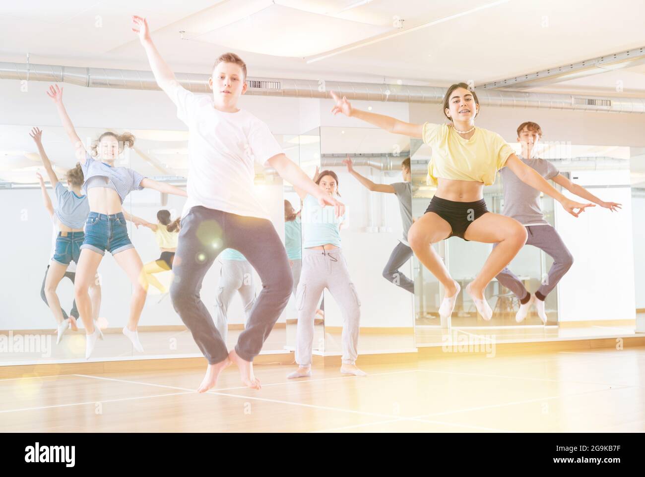 Group of young dancers jumping together in class Stock Photo - Alamy