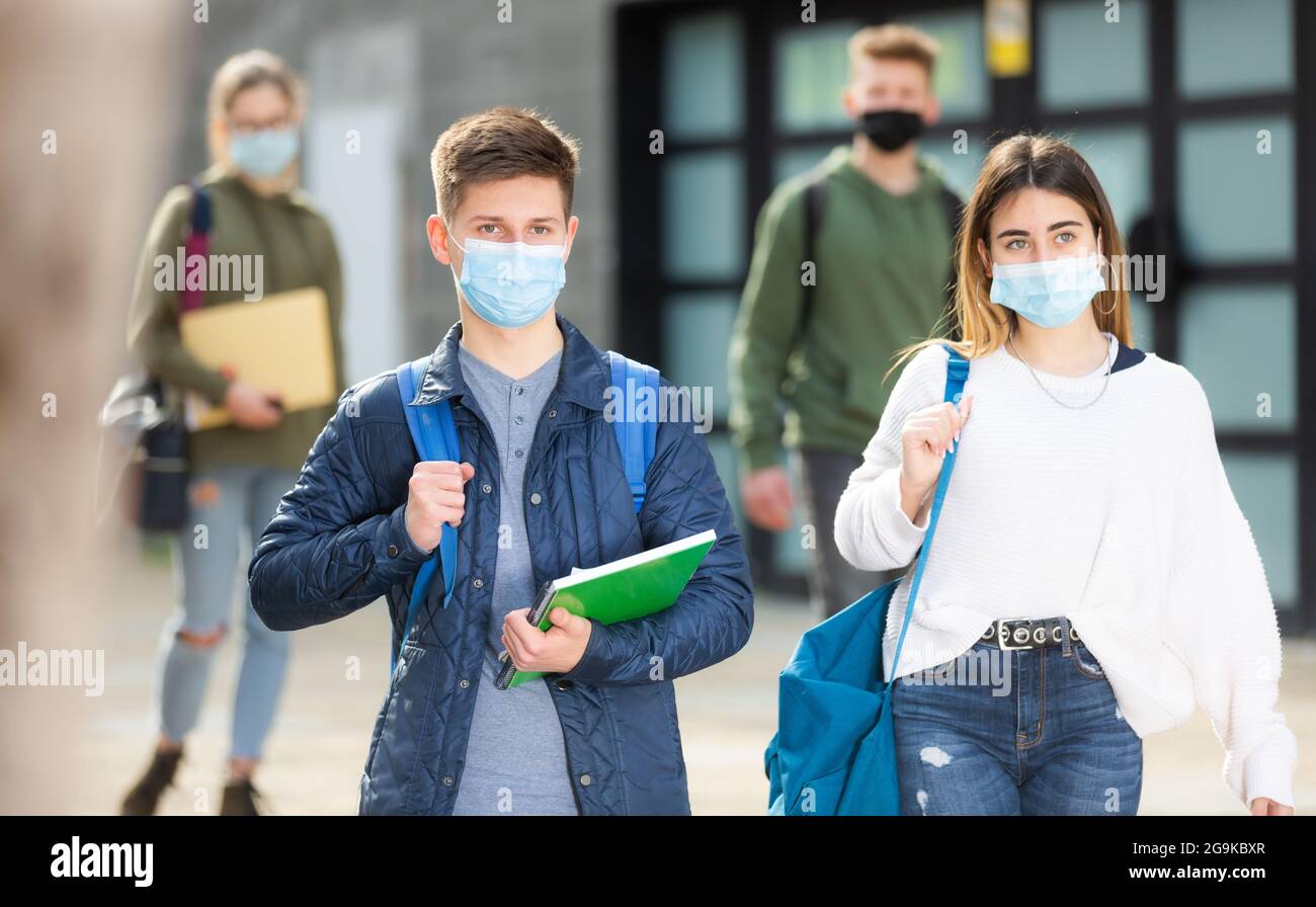 Teenage students covid masks hi-res stock photography and images - Alamy