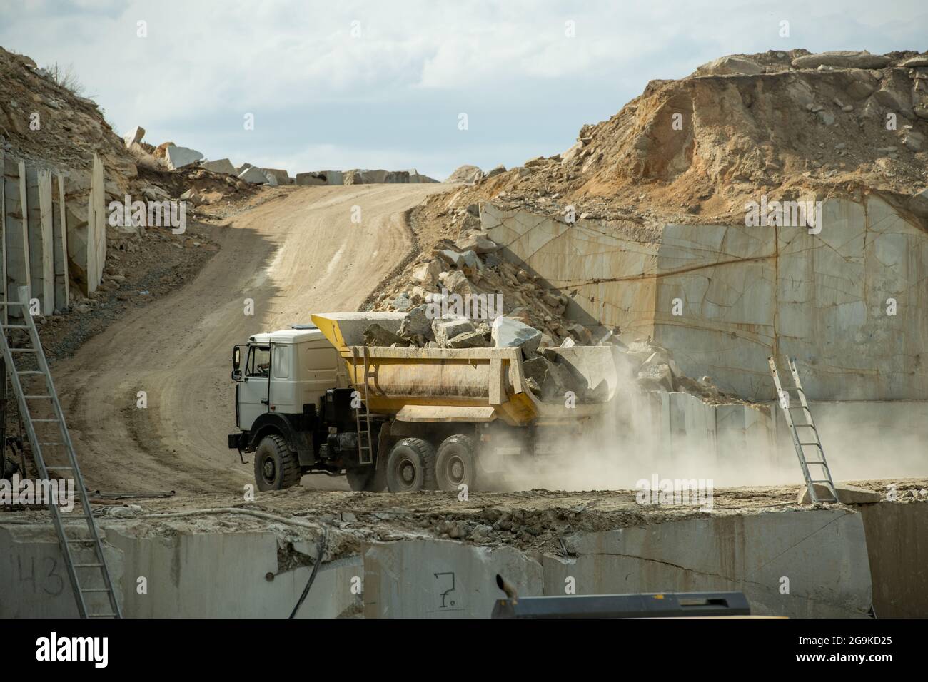 Lorry moving building hi-res stock photography and images - Alamy