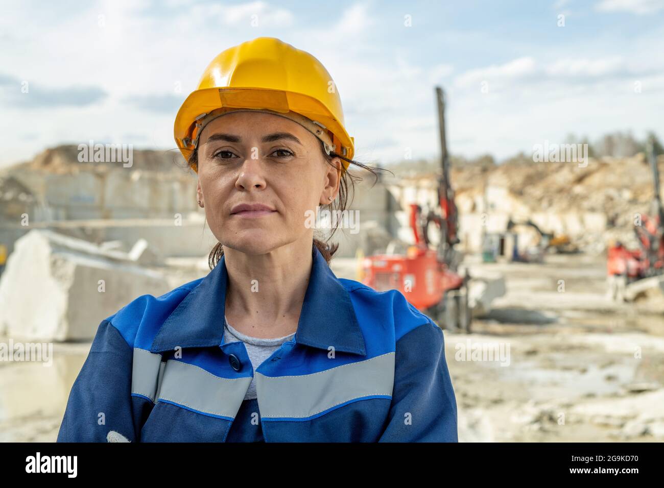 Woman in builder hardhat hi-res stock photography and images - Alamy
