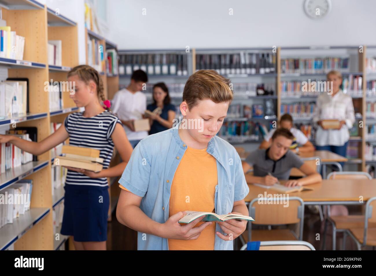 Boy library notes hi-res stock photography and images - Alamy