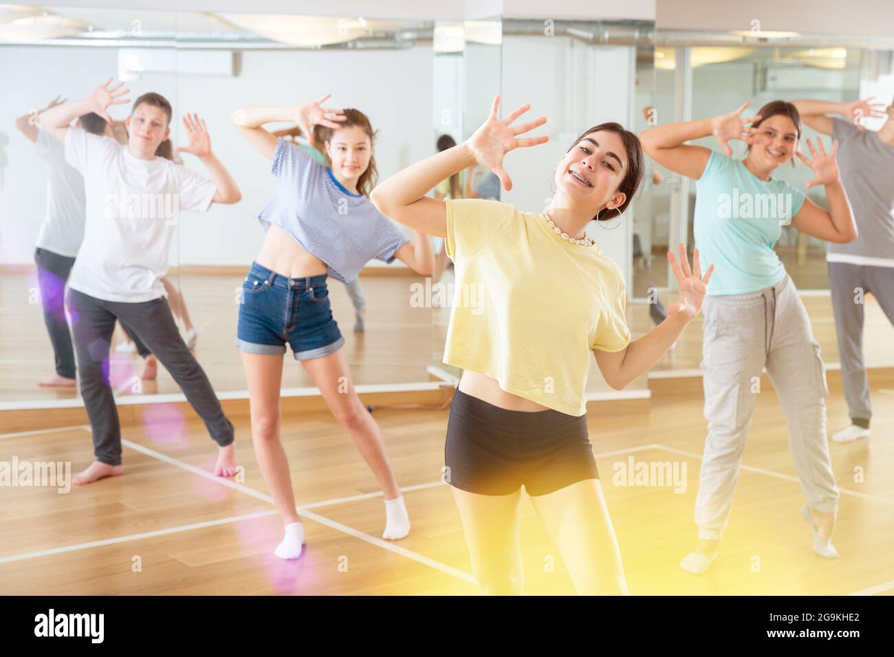 Teenagers mixed dance class hi-res stock photography and images - Alamy
