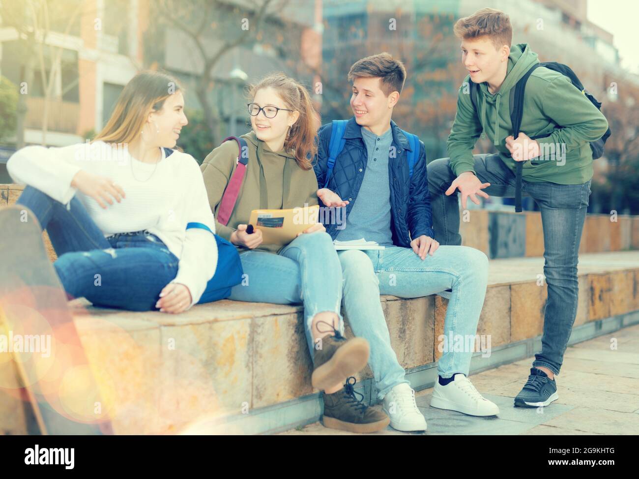 Teen friends chatting street hi-res stock photography and images - Alamy