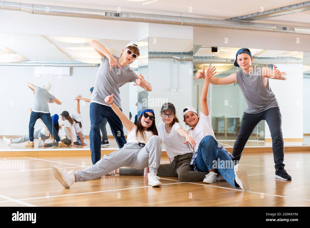 Teenagers dance lesson hi-res stock photography and images - Alamy