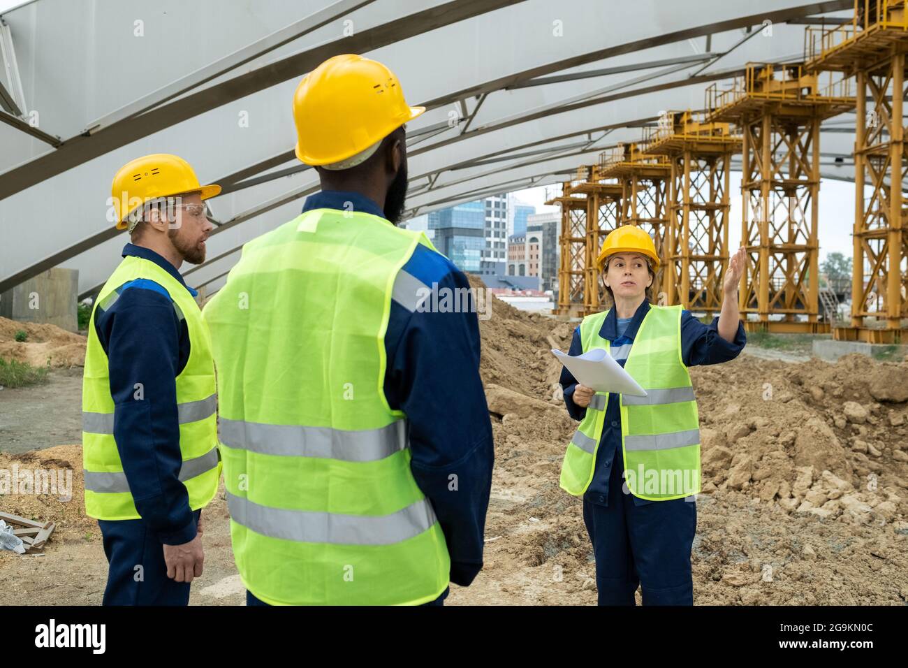 Team building activity ethnicity hi-res stock photography and images ...