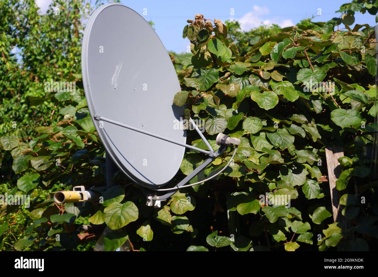 Dish antenna hi-res stock photography and images - Alamy