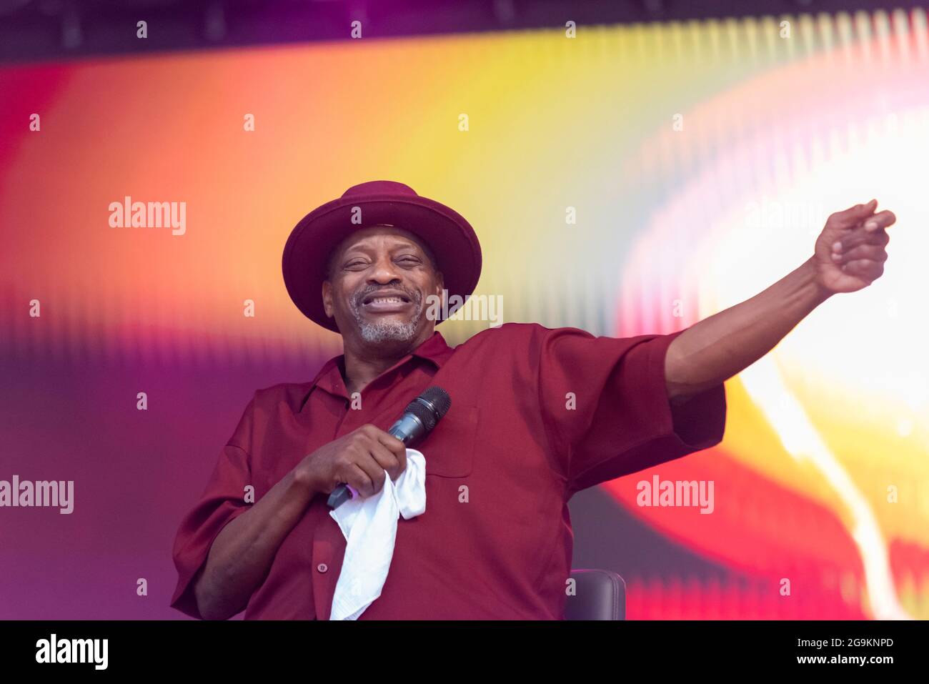 Singer senior hi-res stock photography and images - Alamy