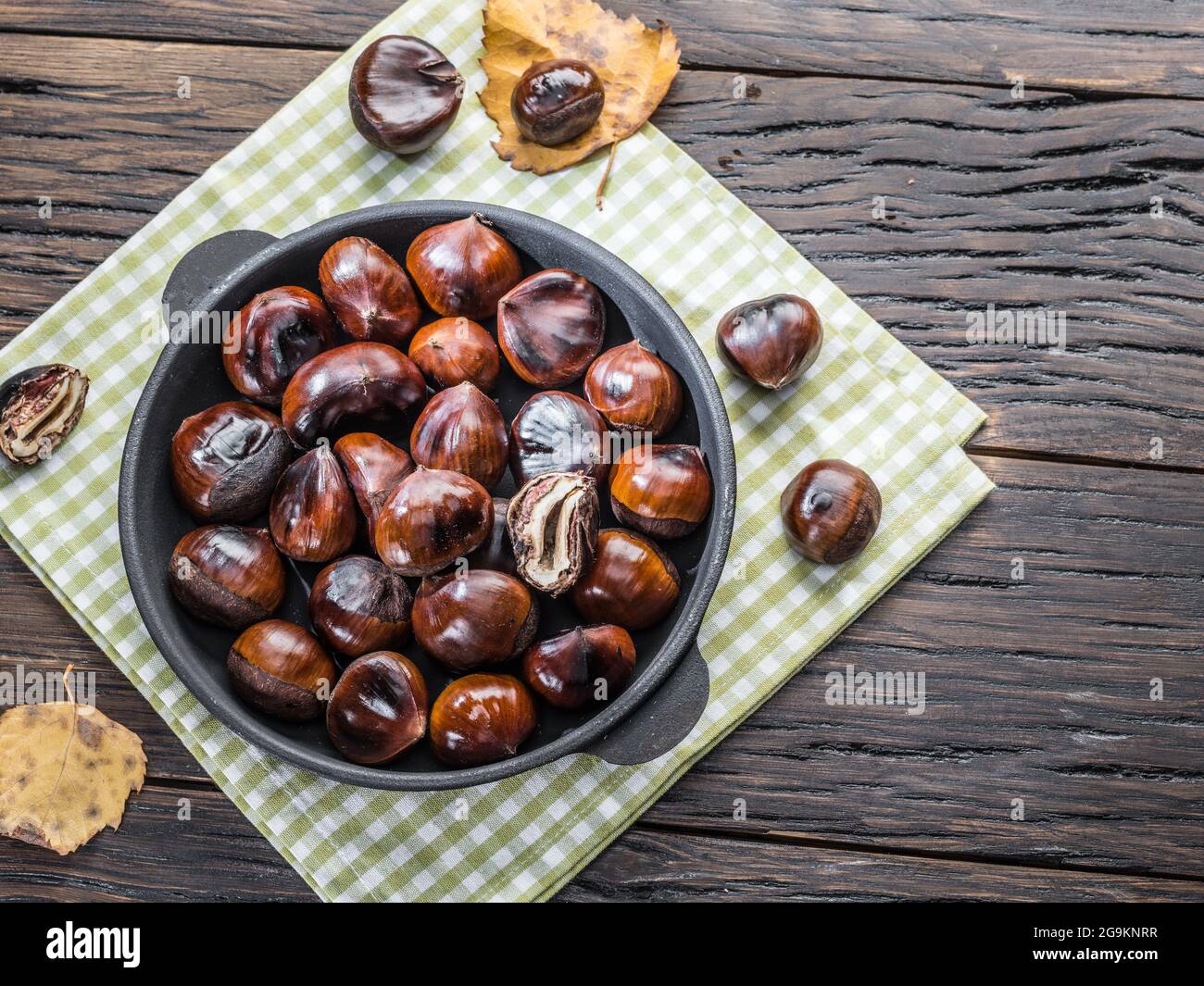 Roasted edible chestnut fruits in the pan. Top view Stock Photo - Alamy