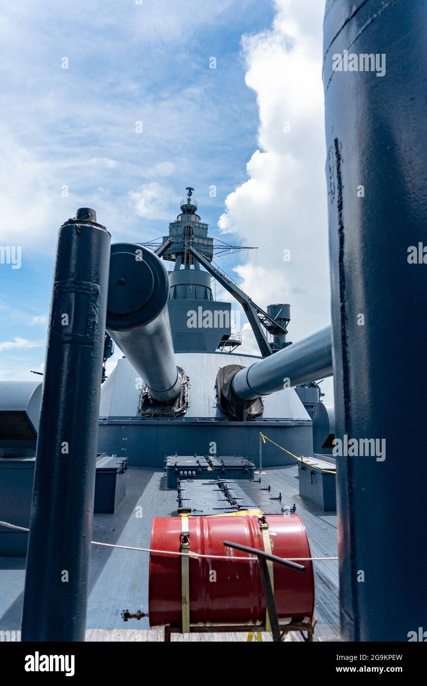 Battleship guns hi-res stock photography and images - Alamy