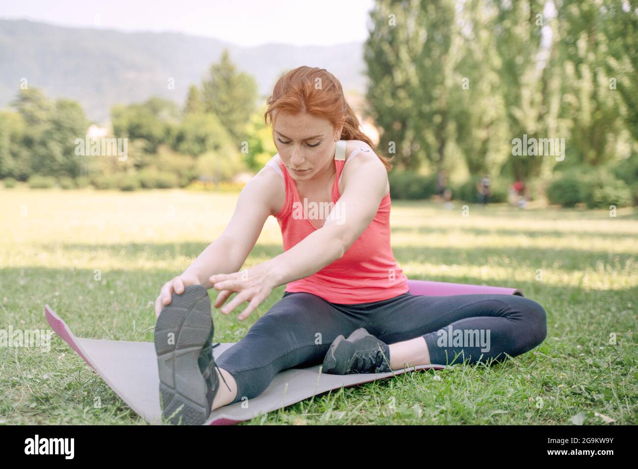 Stretching exercises outdoor hi-res stock photography and images - Alamy