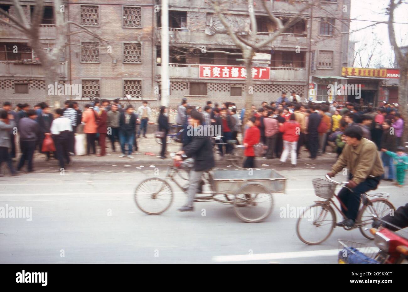 Passanten unterwegs mit dem Fahrrad in den Straßen von Peking, China ...