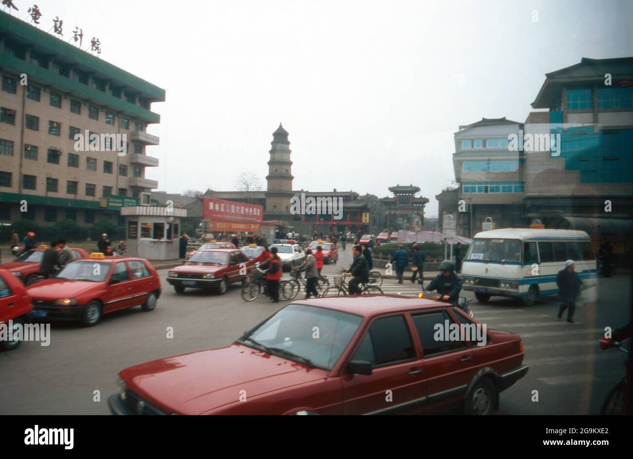 Straßenverkehr in der Innenstadt von Peking, China 1998. Traffic at the ...
