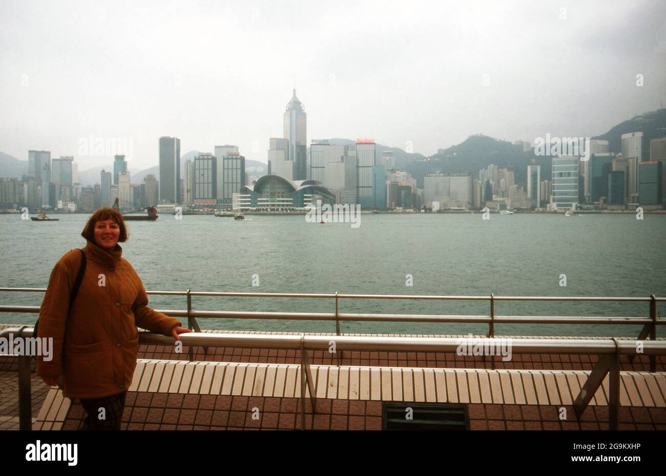 Europäische Touristin vor der Skyline von Hongkong, China 1998. Female ...