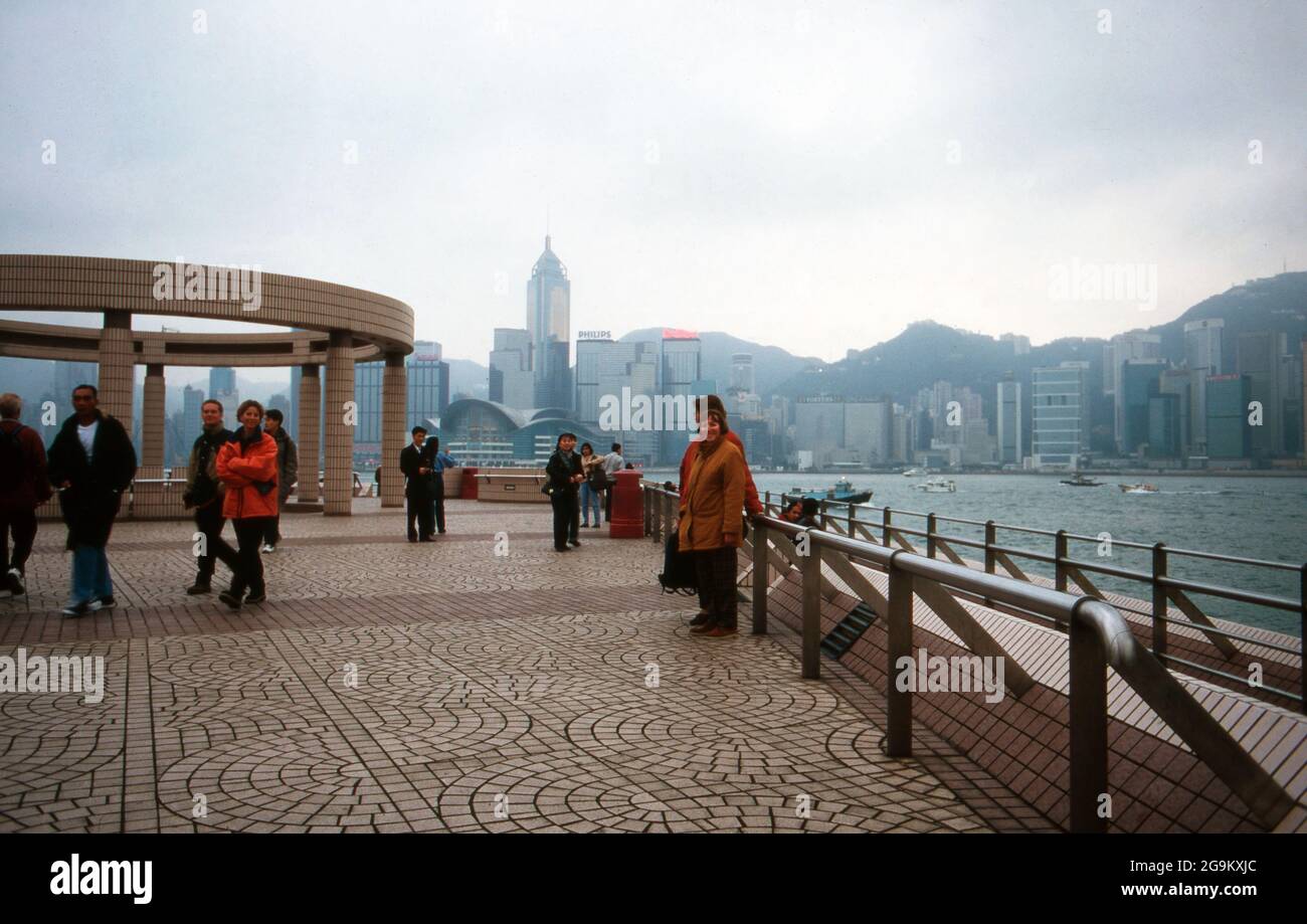 Europäische Touristin vor der Skyline von Hongkong, China 1998. Female ...