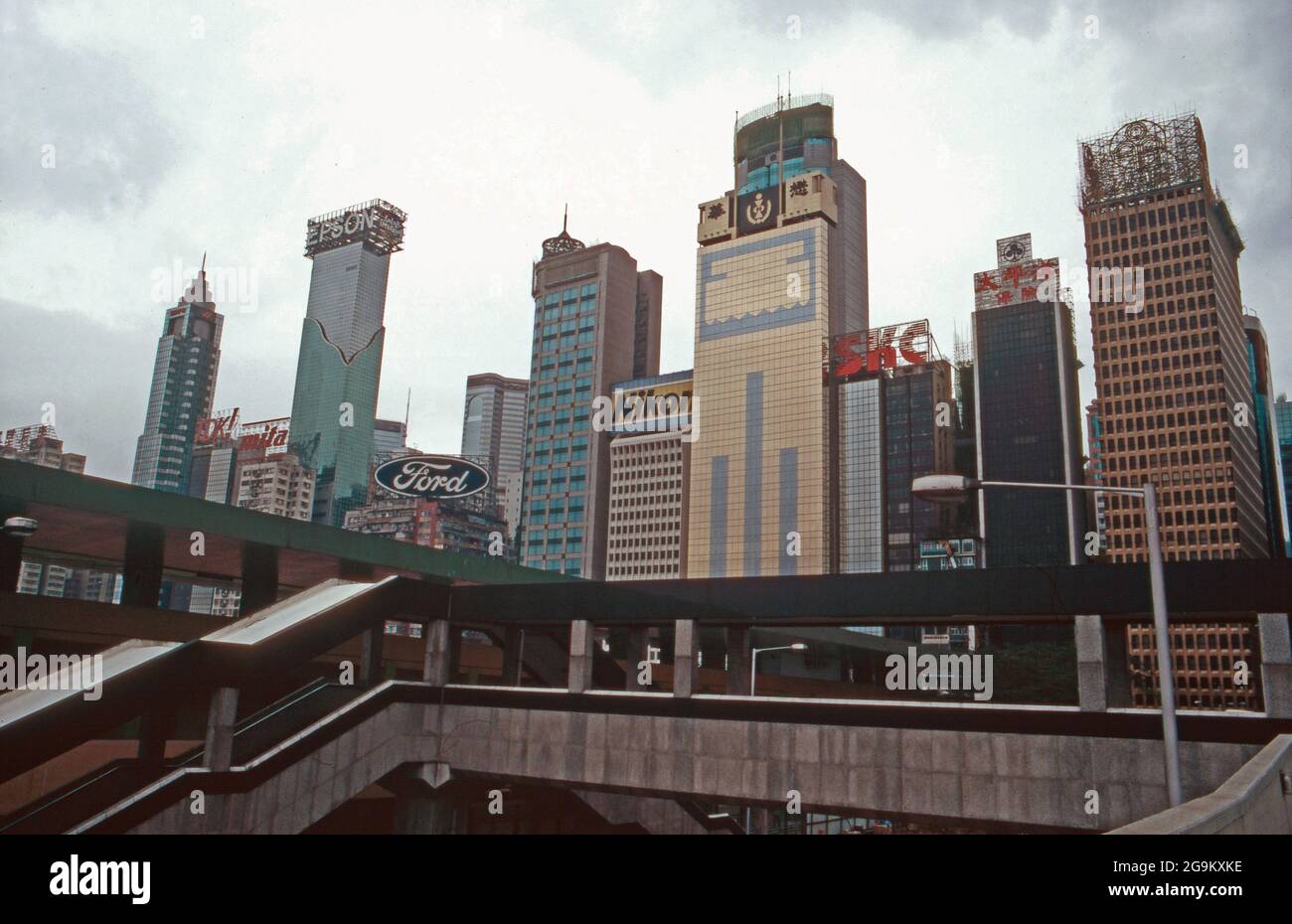 Wolkenkratzer mit Reklameschildern in Hongkong, China 1998. Skyscapers ...