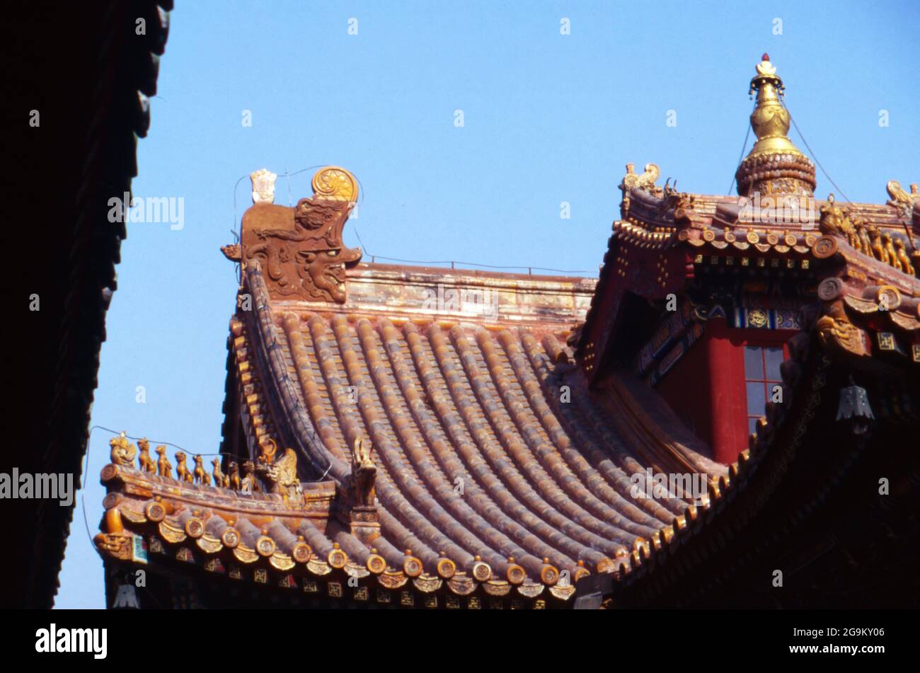 Dachfirst auf dem Yonghe Tempel in Peking, China 1998. Roof ridge at ...
