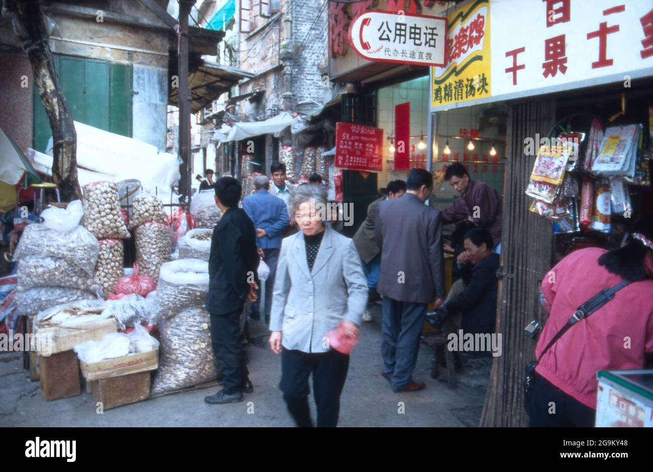 Passanten auf einem Straßenmarkt in der Stadt Guilin, China 1998 ...