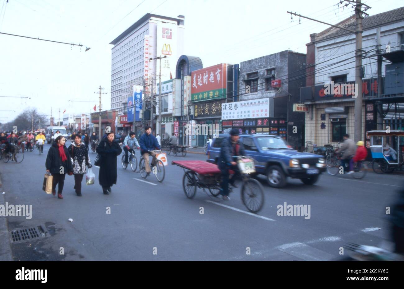 Straßenverkehr mit Autos und Fahrrädern in der Stadt Peking, China 1998 ...