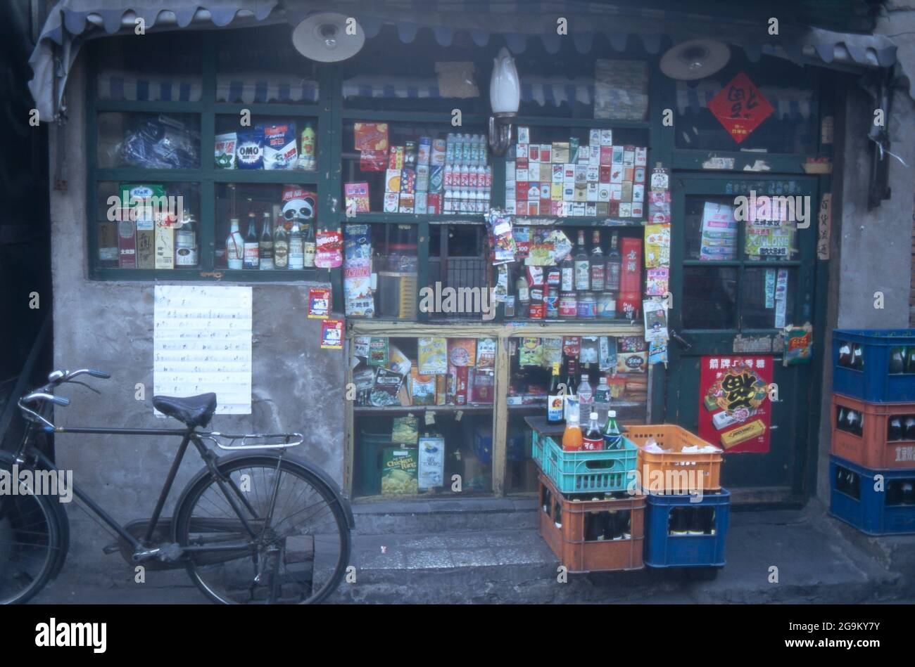 Kiosk in der Stadt Peking, China 1998. Kiosk booth at the city of ...