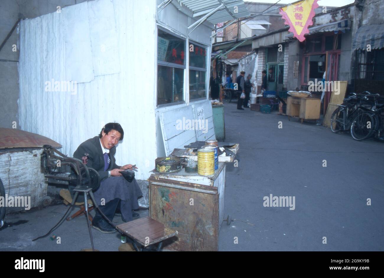 Gasse in der Stadt Peking, China 1998. Lane at the city of Beijing ...