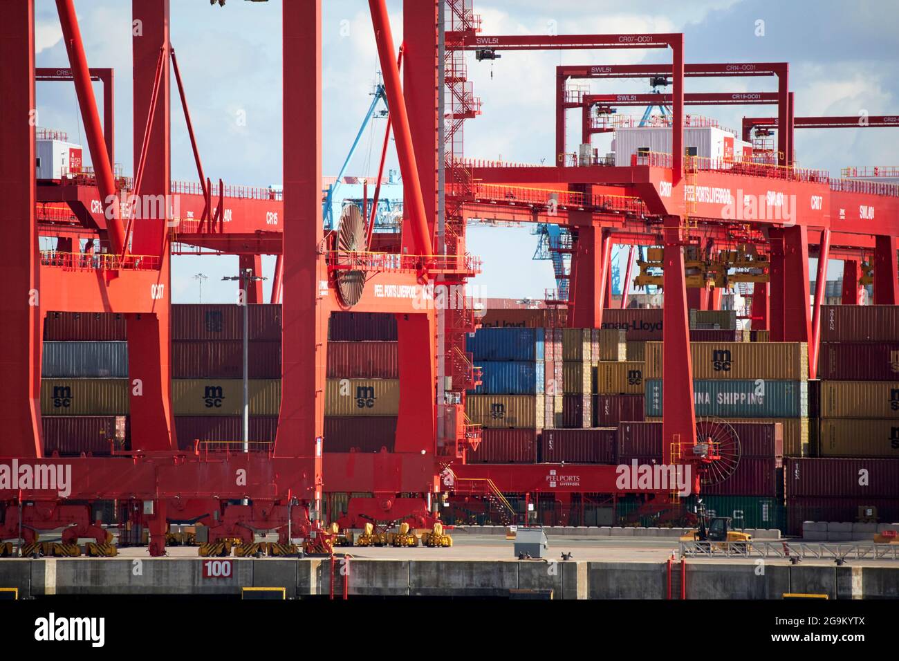 cranes and shipping containers at liverpool 2 container terminal ...
