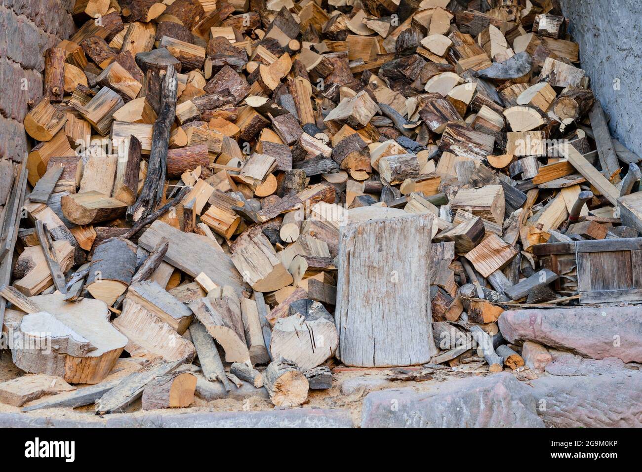 Pile of chopped logs and chips of wood in a shed Stock Photo - Alamy