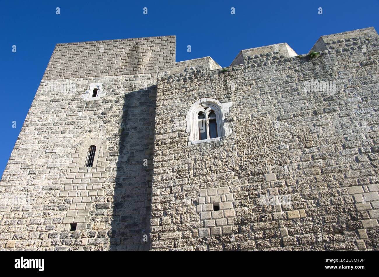Medieval mullioned window hi-res stock photography and images - Alamy