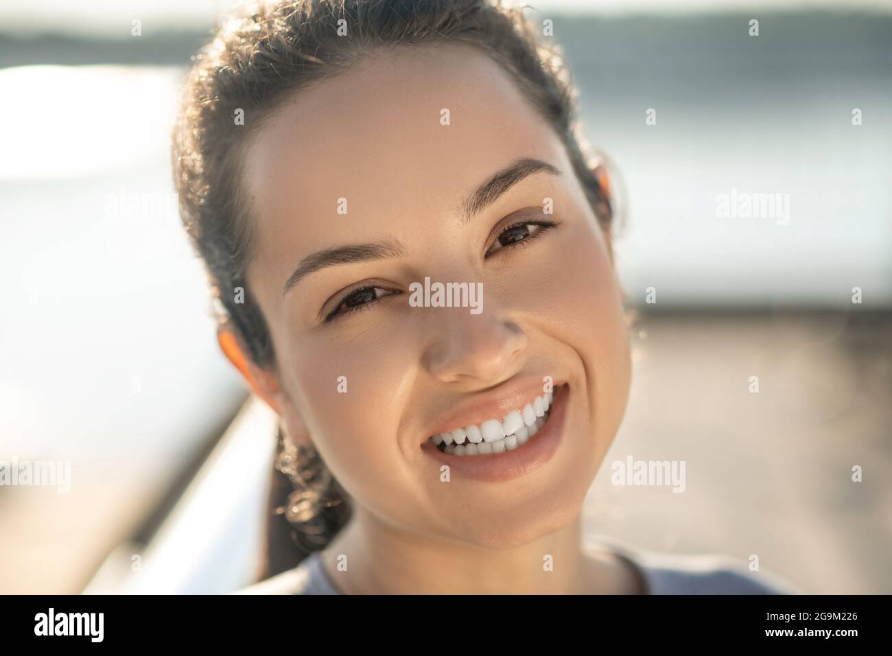 Portrait picture of a girl smiling nicely Stock Photo - Alamy