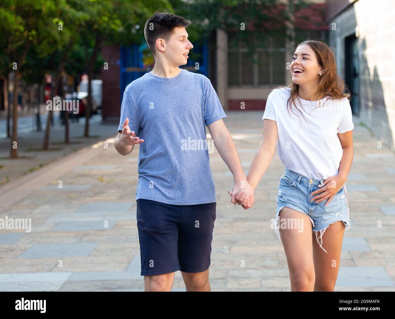 15 teens talking together boy girl hi-res stock photography and images ...