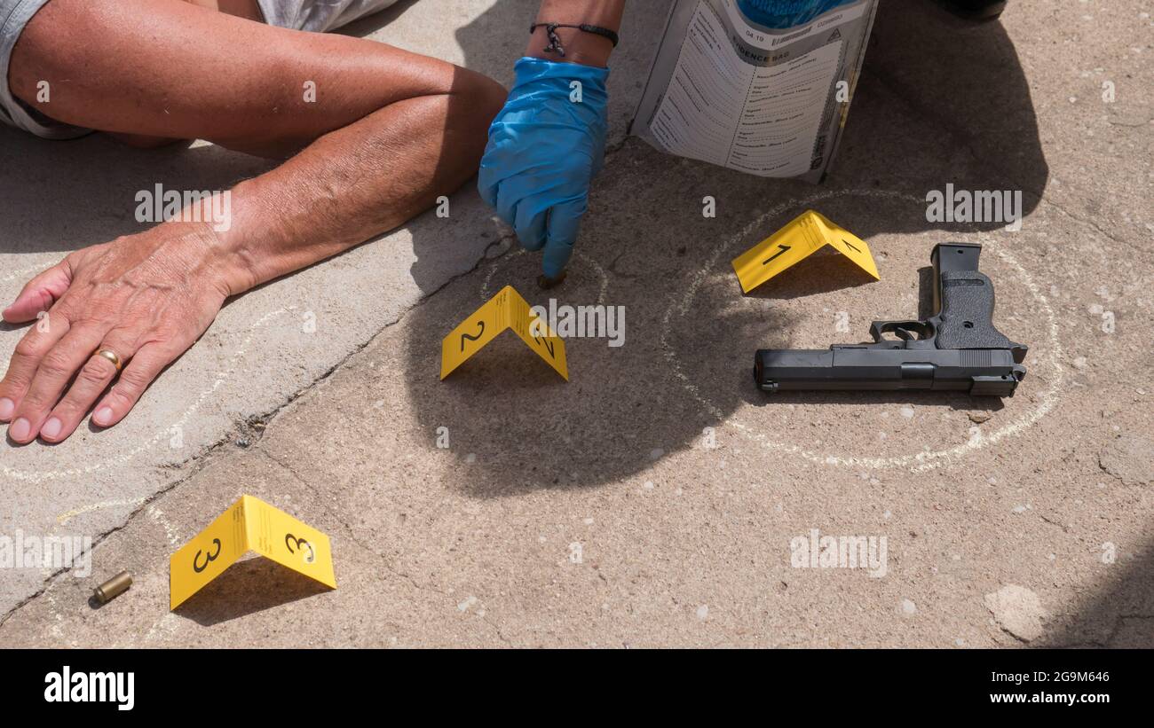 Crime scene murder chalk hi-res stock photography and images - Alamy