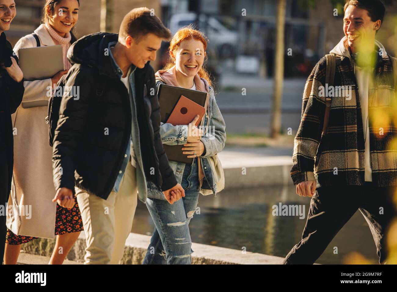 Smiling college students outside hi-res stock photography and images ...