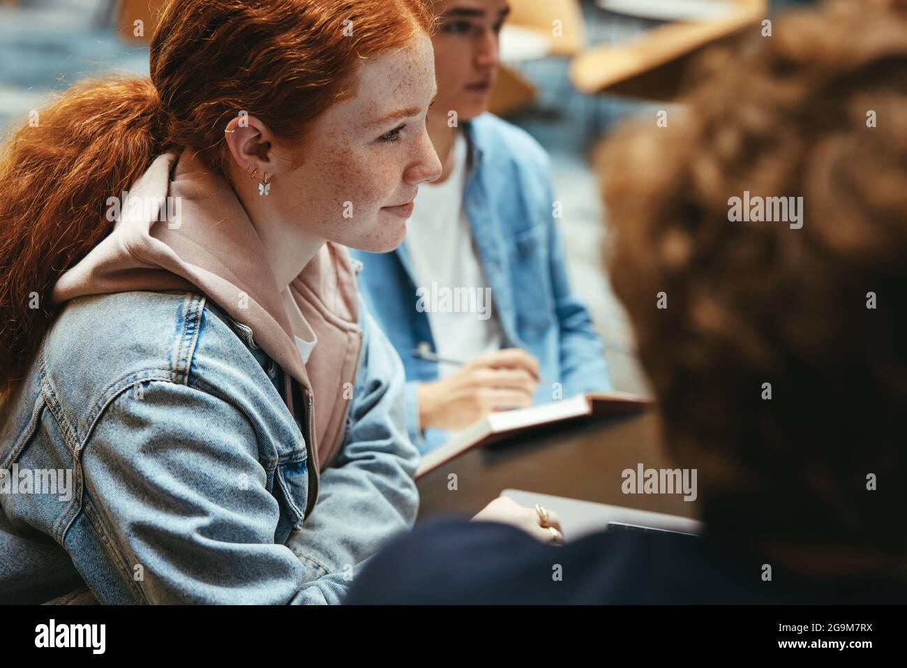 College girl on campus hi-res stock photography and images - Alamy