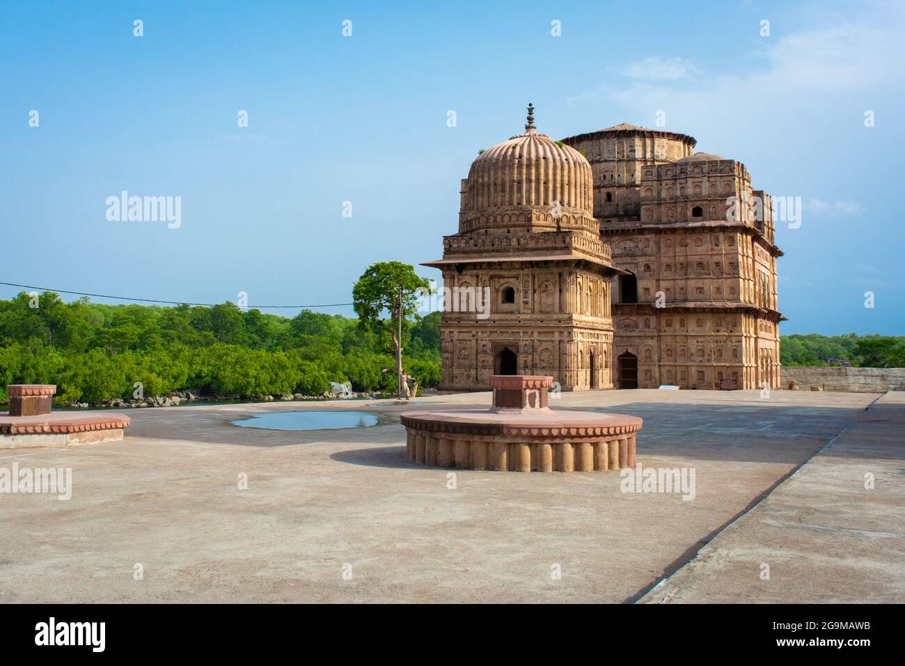 View of royal cenotaphs (Chhatris) of Orchha, Madhya Pradesh, India ...