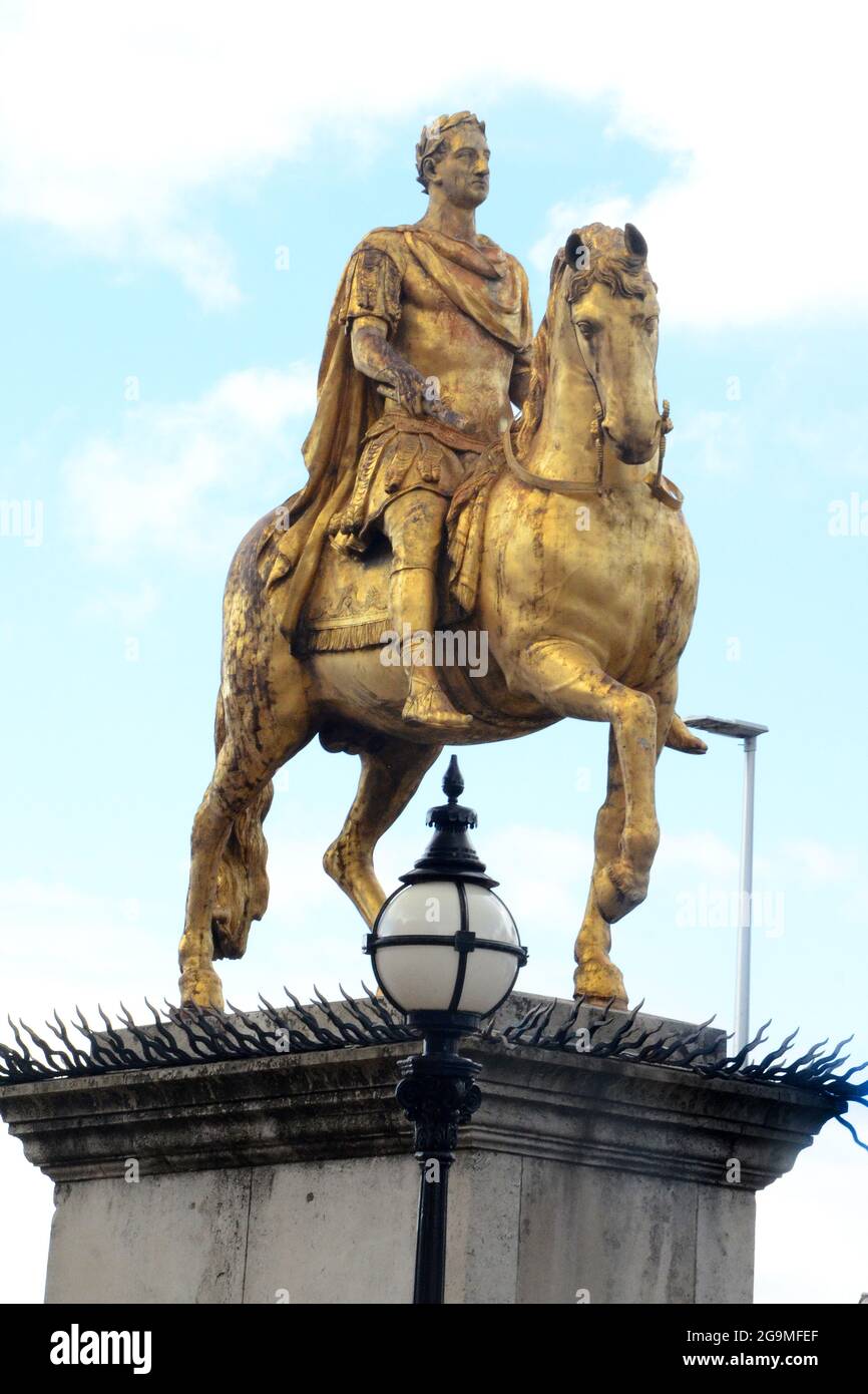Gilded statue of king william iii hi-res stock photography and images ...