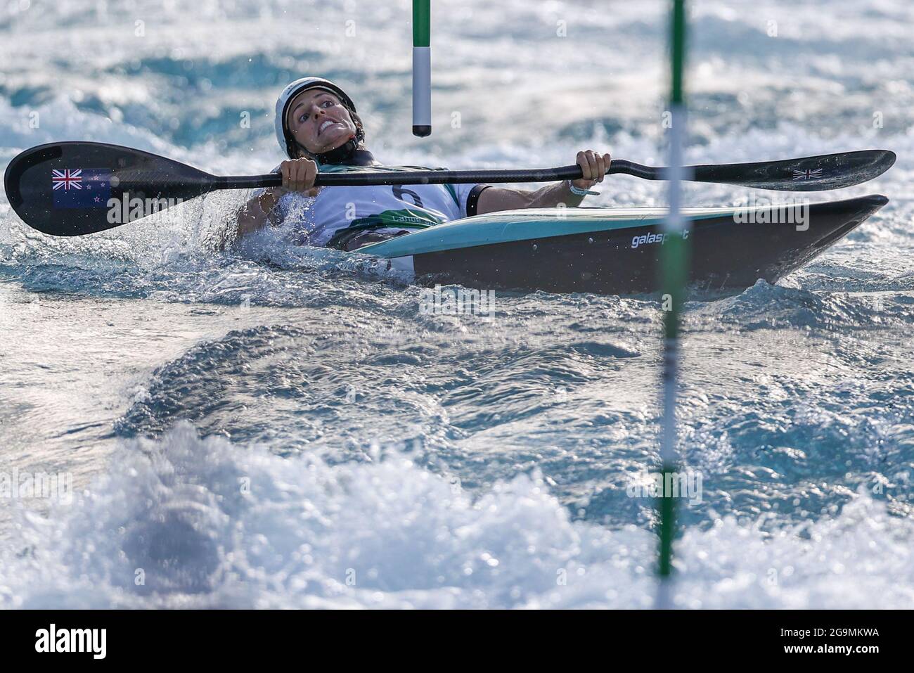 (210727) -- TOKYO, July 27, 2021 (Xinhua) -- Luuka Jones of New Zealand ...