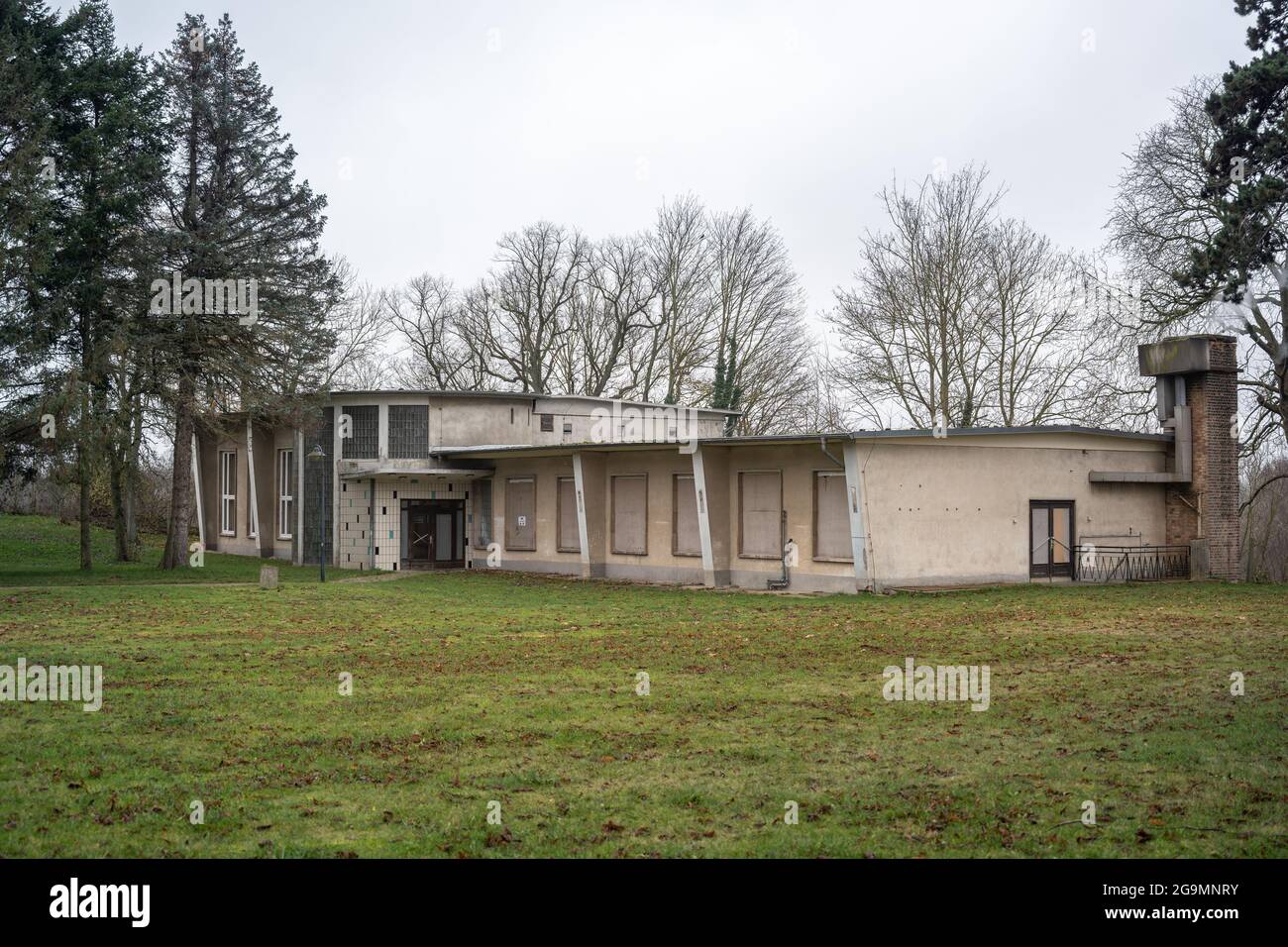 School assembly hall hi-res stock photography and images - Alamy